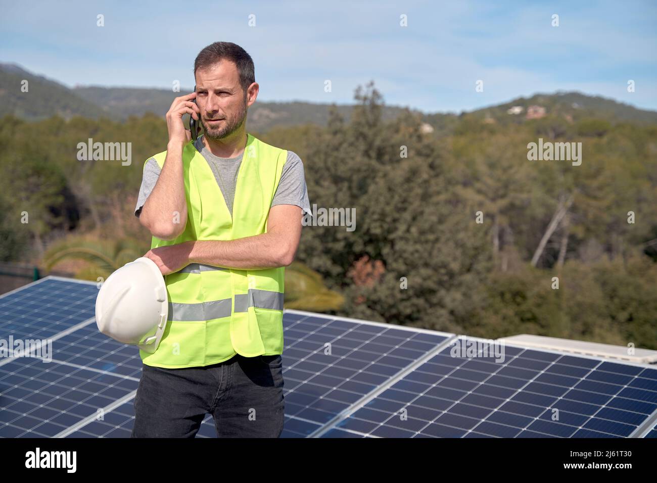 Technician internet solar hi-res stock photography and images - Alamy