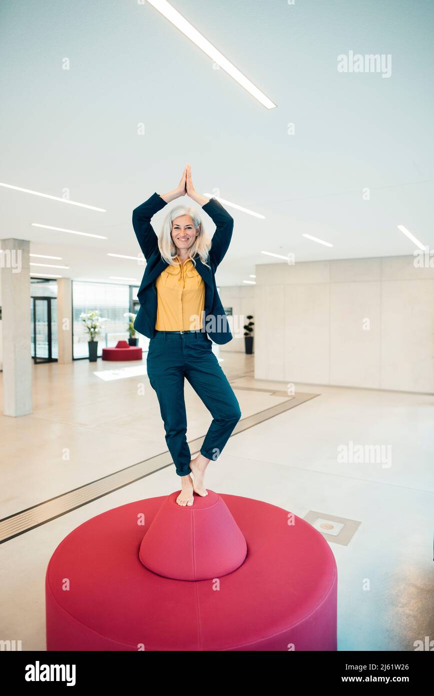 Business people standing pose hi-res stock photography and images - Alamy