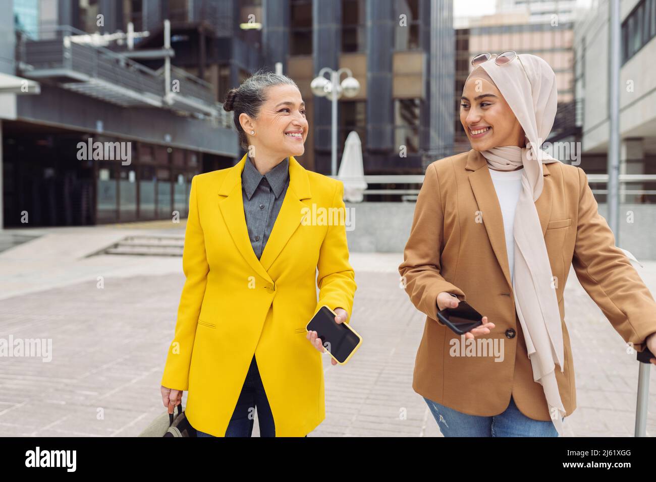 People on their phones outside hi-res stock photography and images - Alamy