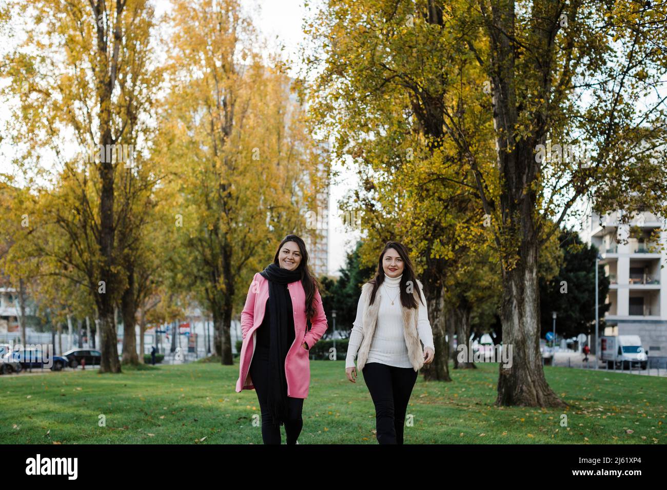 Women in front public hi-res stock photography and images - Alamy