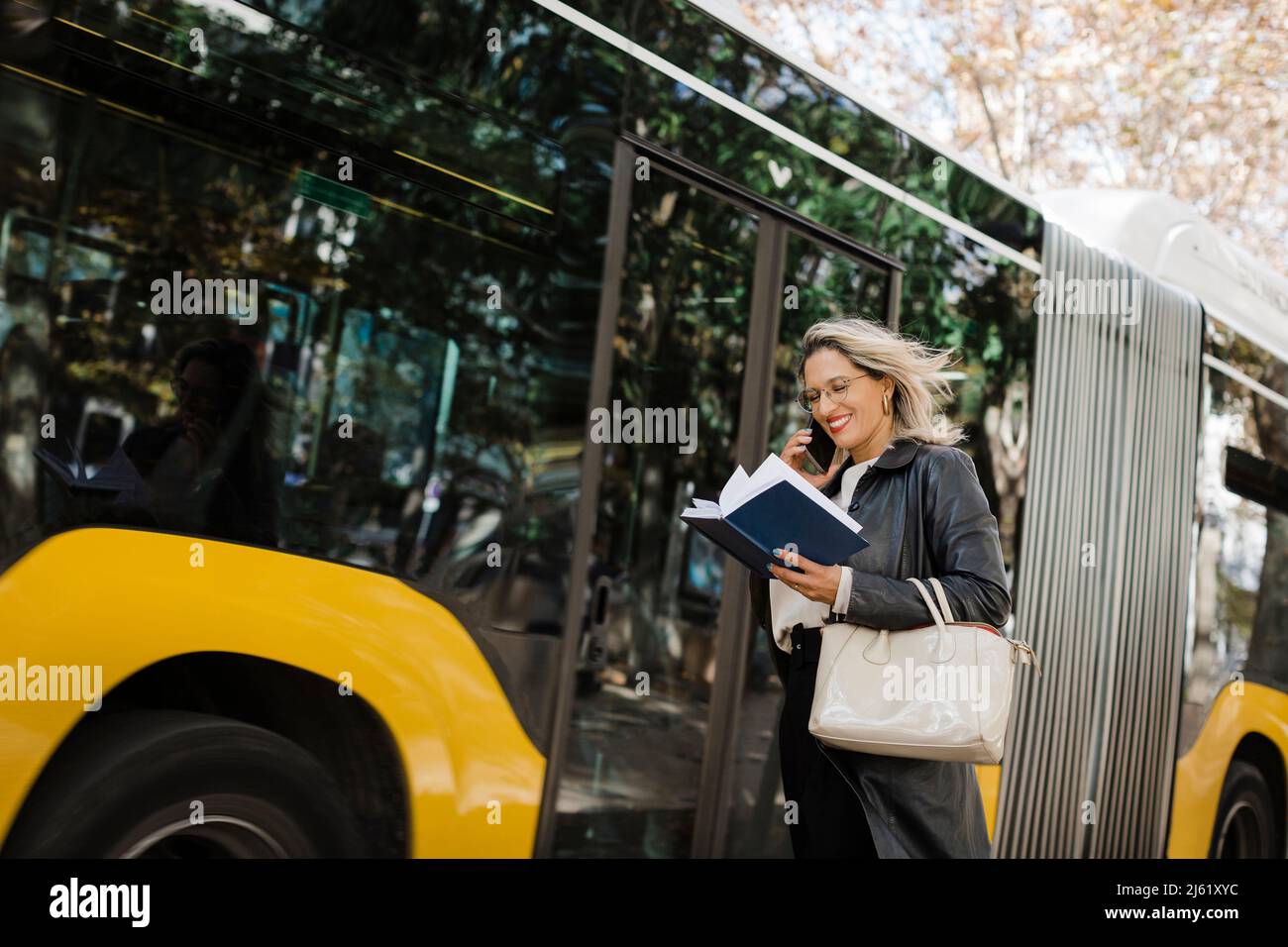 Reading bus hi-res stock photography and images - Alamy