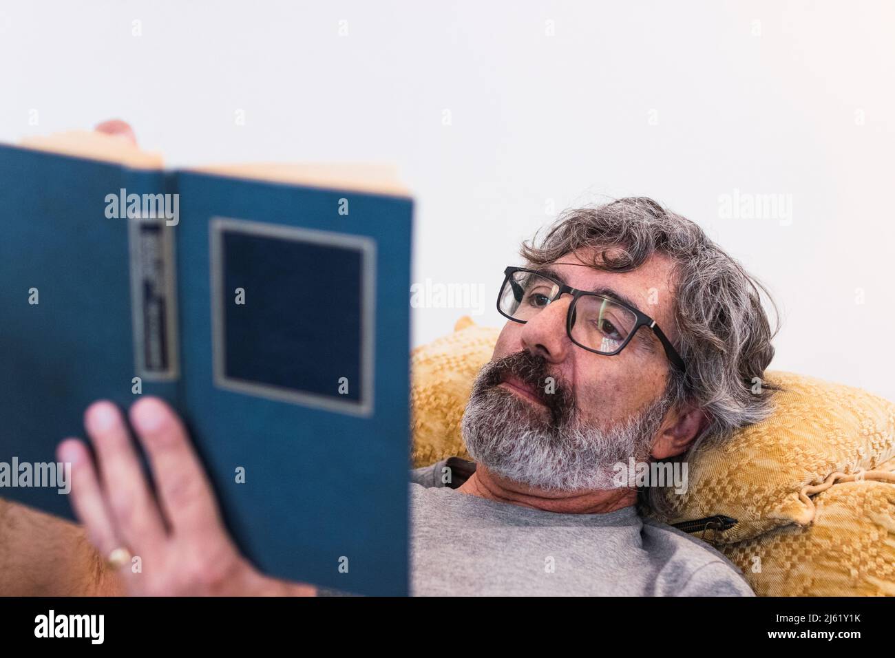 Man reading book face hi-res stock photography and images - Alamy