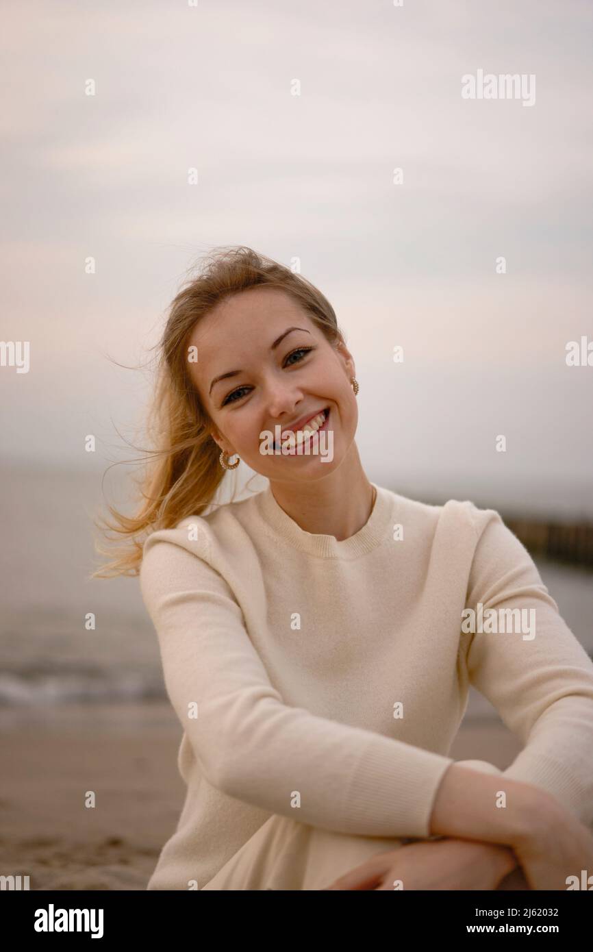 Beautiful woman sitting on beach hi-res stock photography and images ...