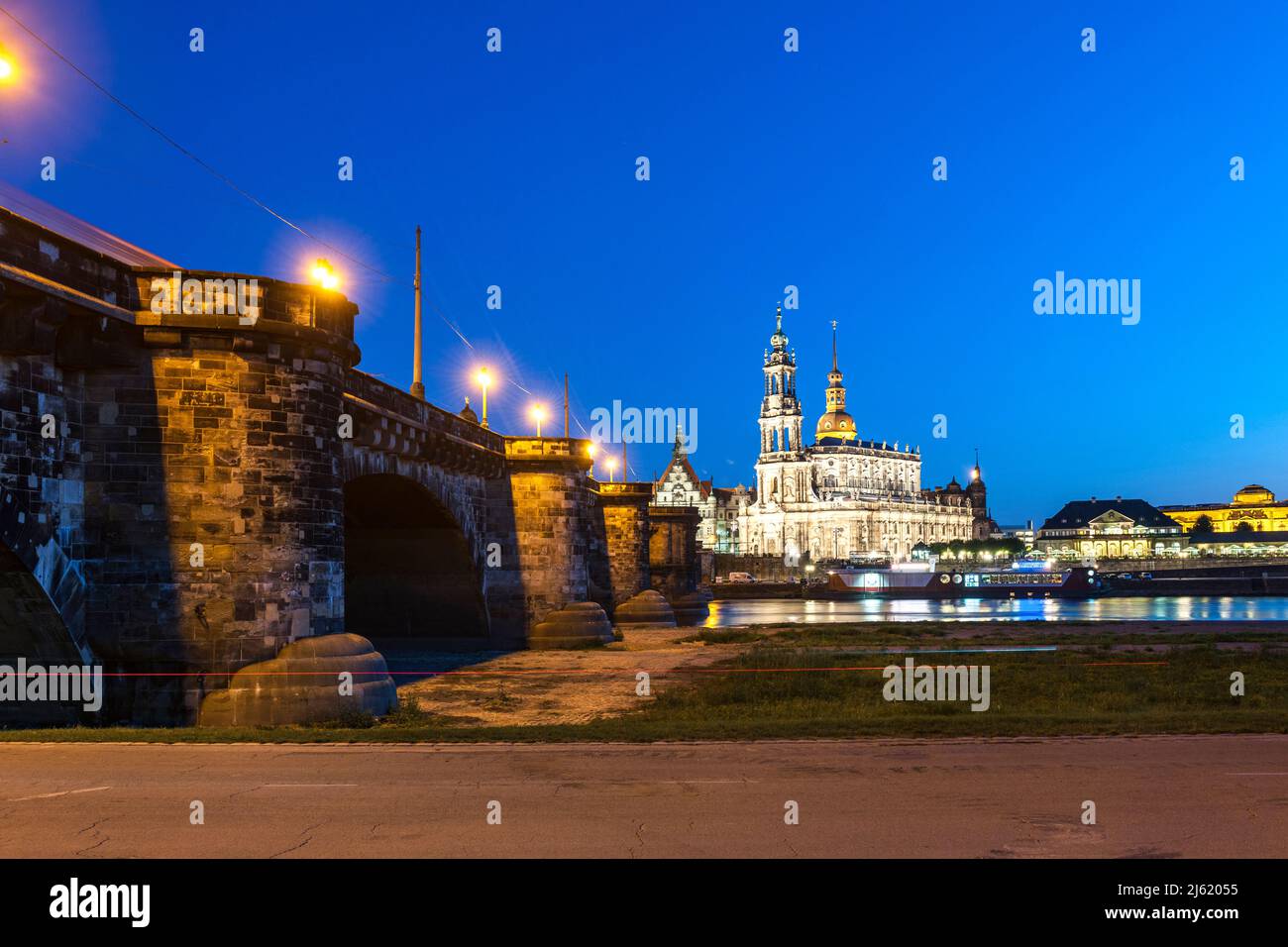 Augustus bridge dusk dresden cathedral background hi-res stock ...