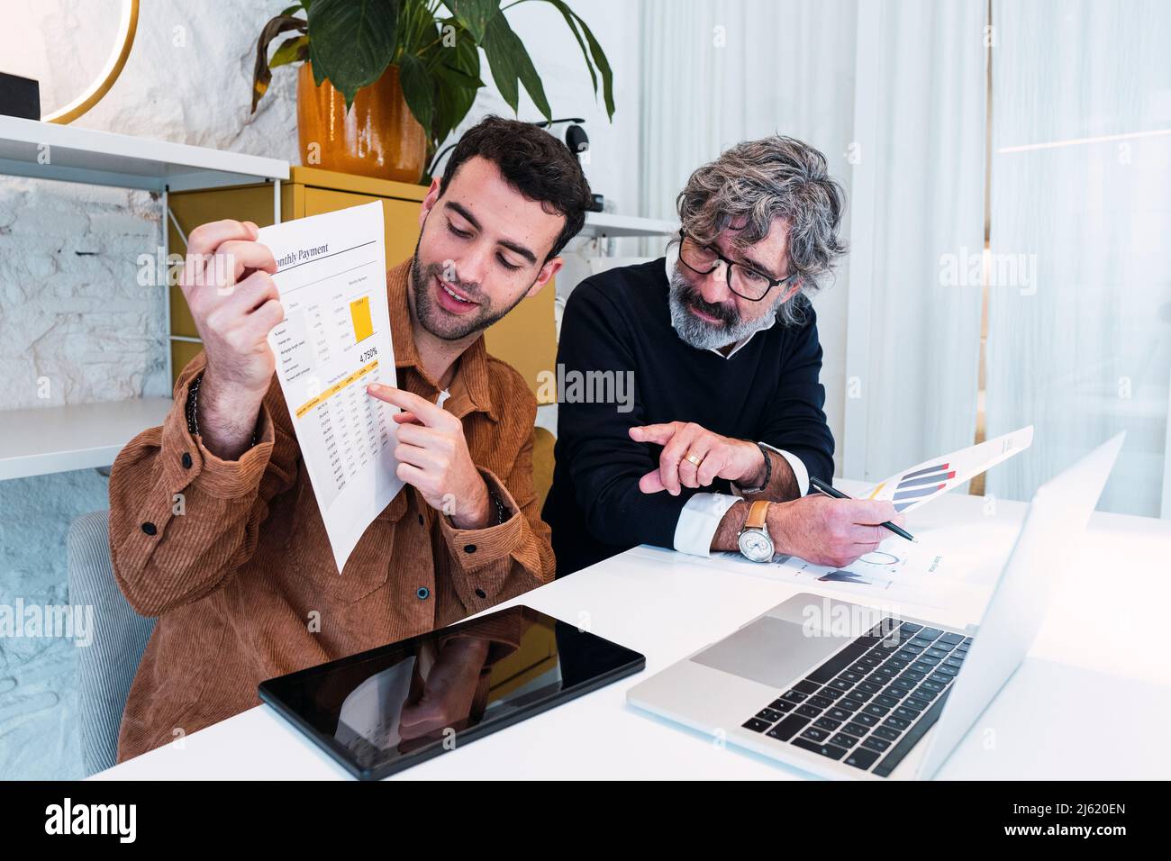 Explaining document hi-res stock photography and images - Alamy