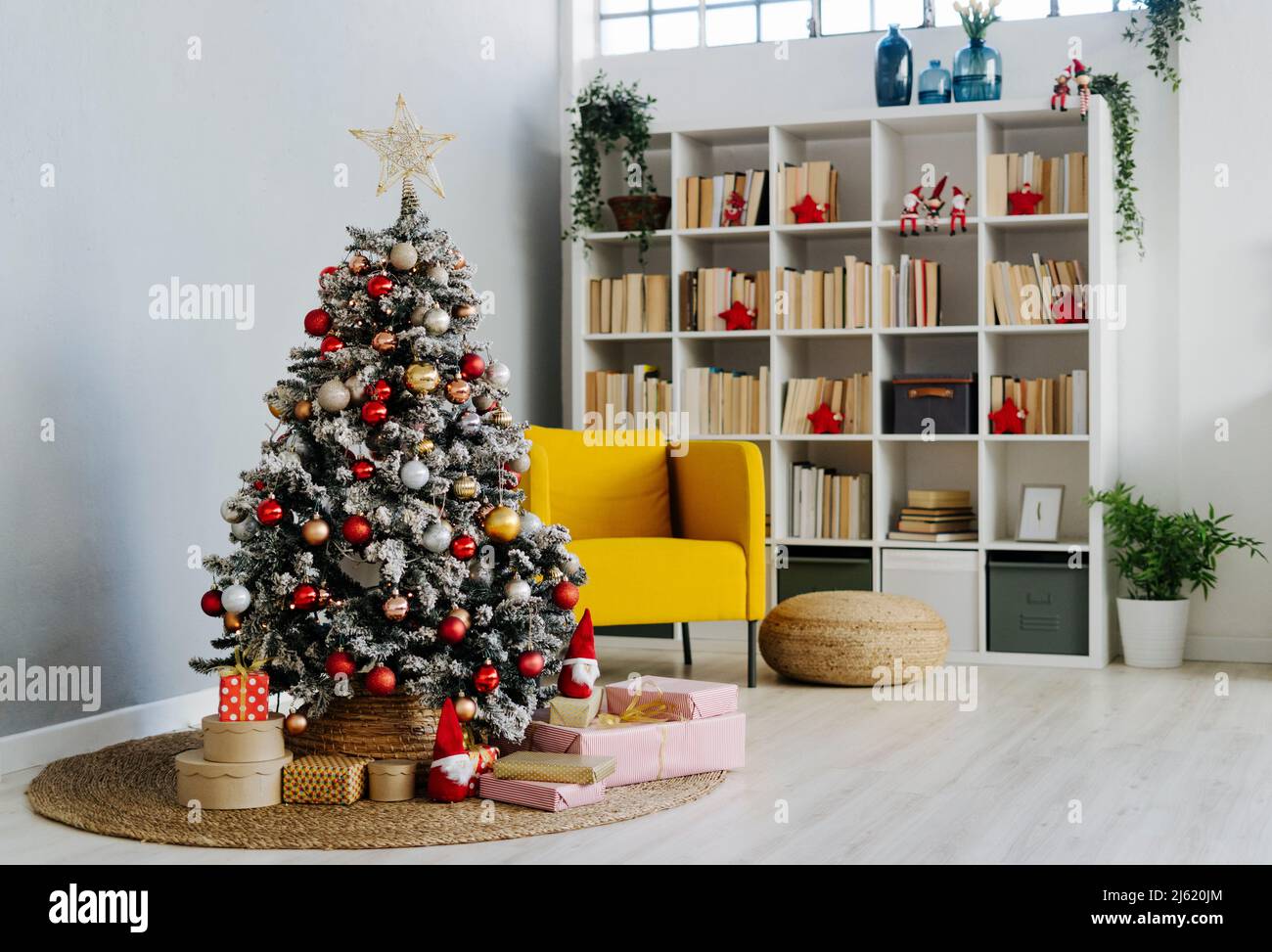 Christmas home interior room tree hi-res stock photography and images ...