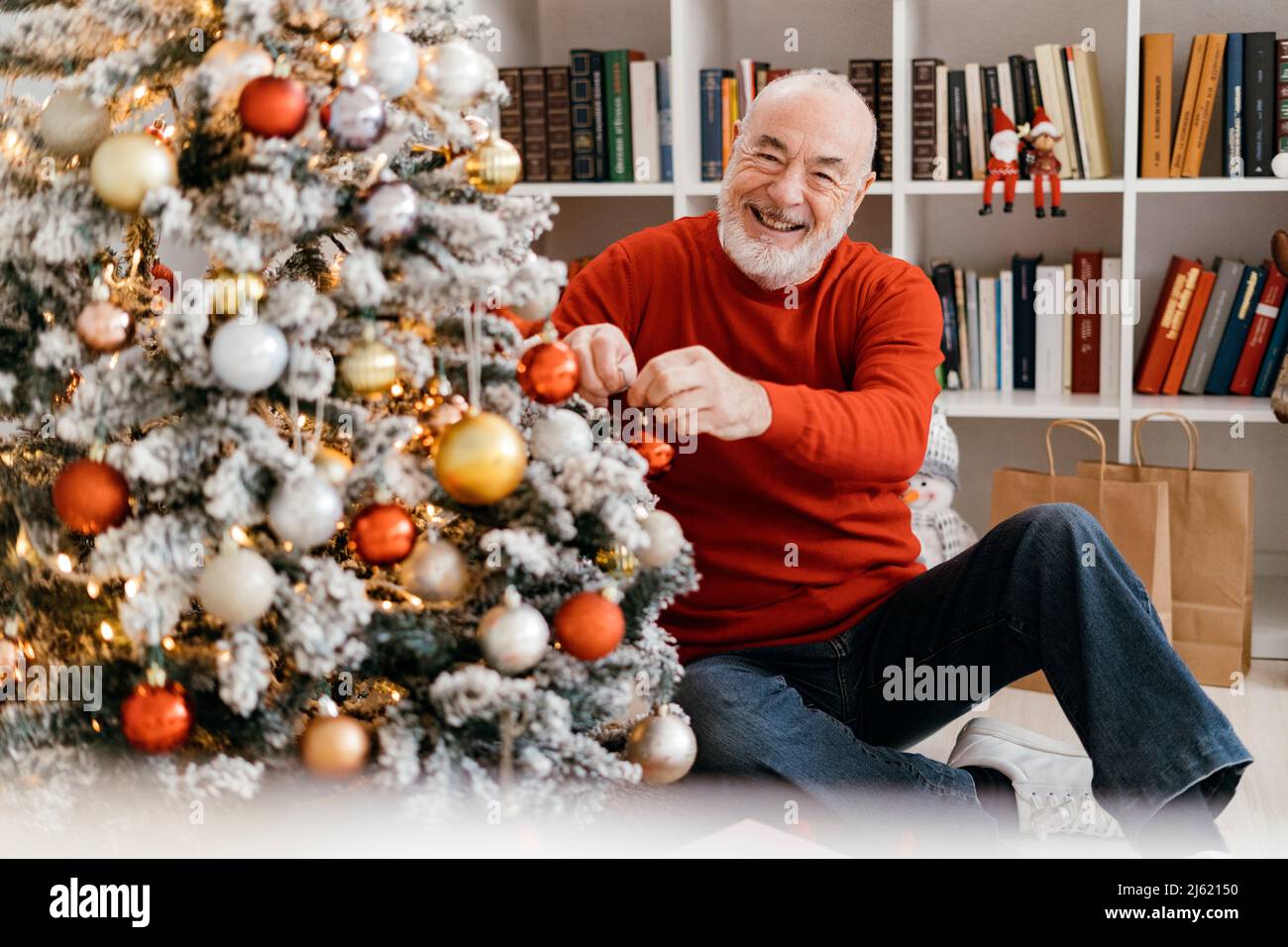 Man decorating room hi-res stock photography and images - Alamy