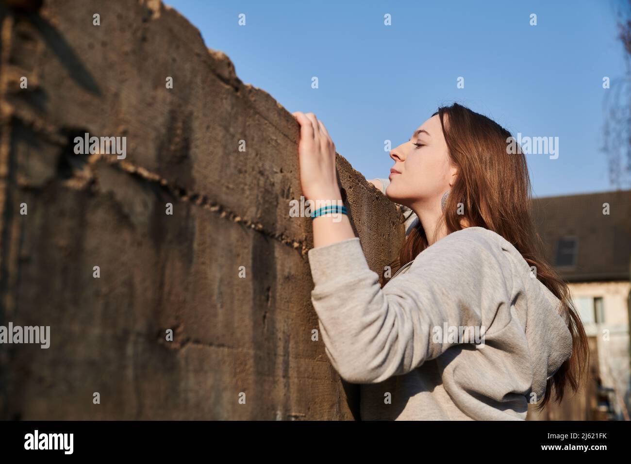 Looking over the wall hi-res stock photography and images - Alamy