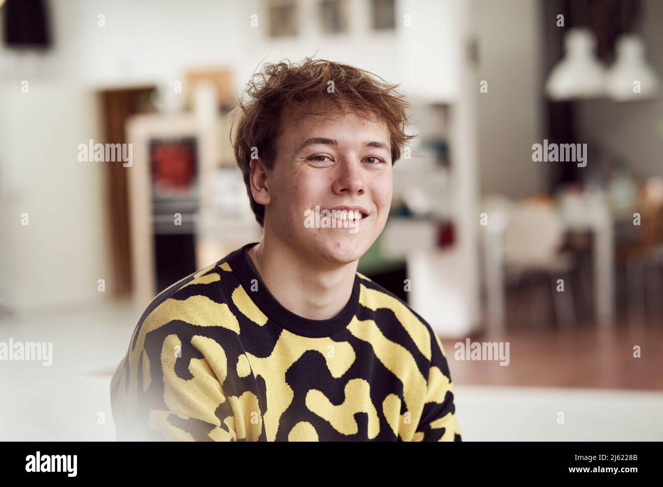 Man brown hair smile hi-res stock photography and images - Alamy