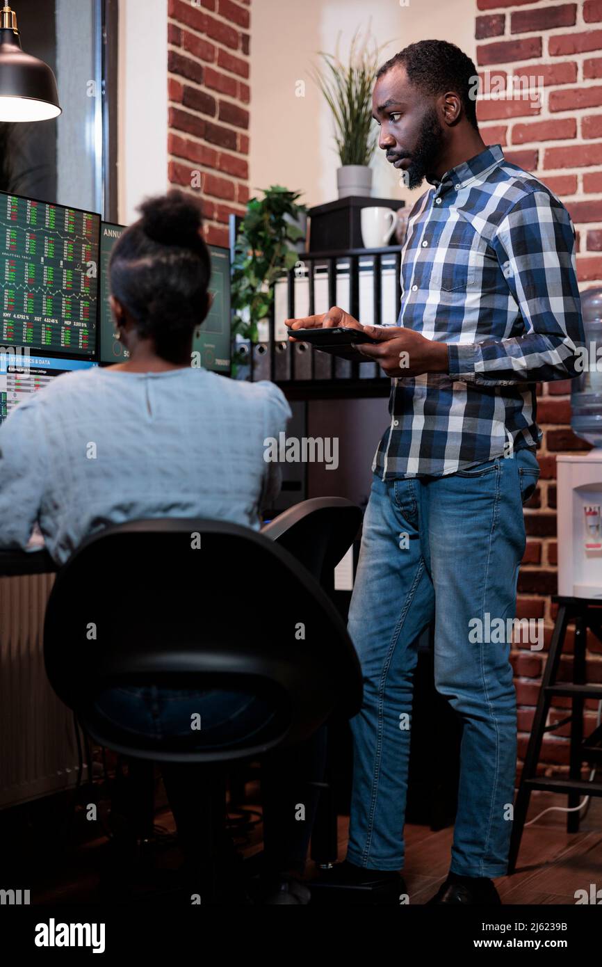 Multi monitor workstation hi-res stock photography and images - Alamy