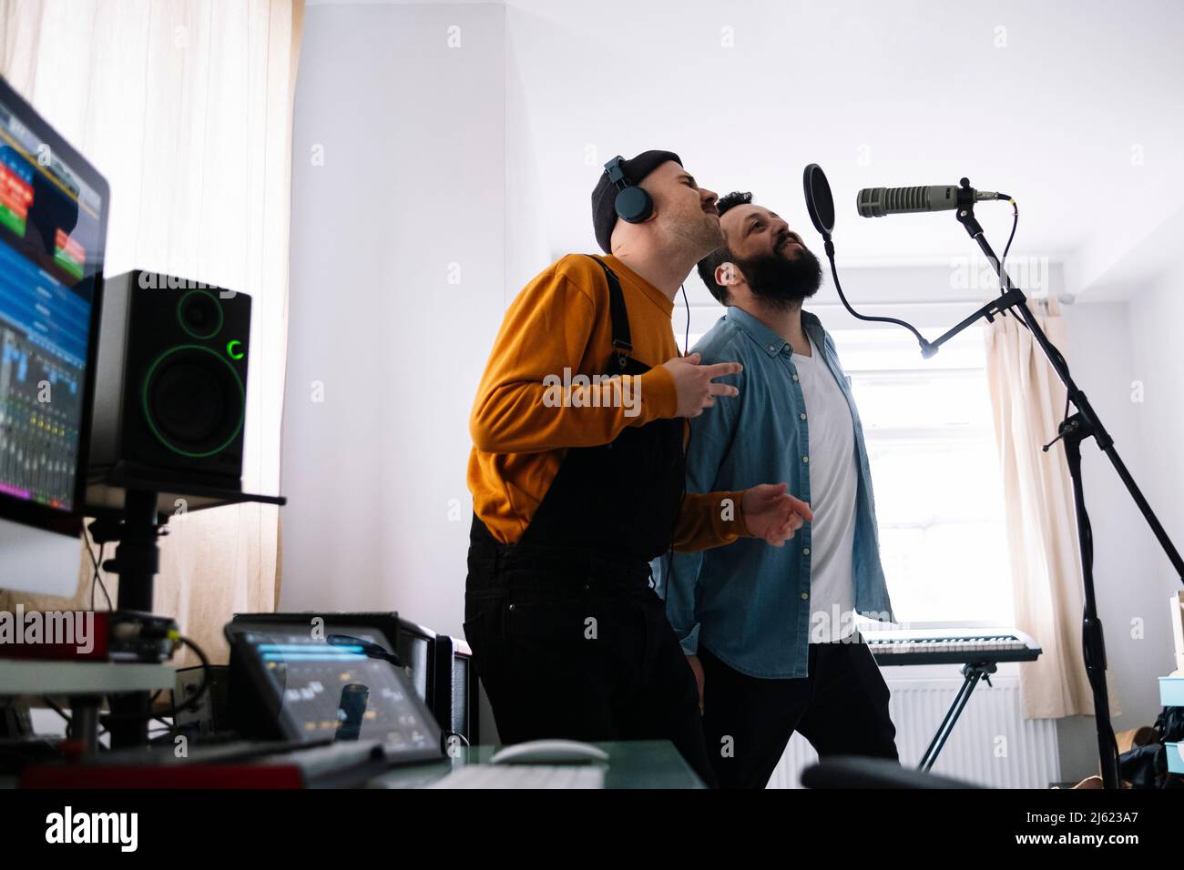 Home studio musicians hi-res stock photography and images - Alamy