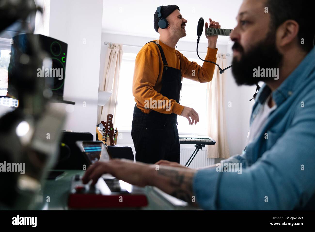 Man singing music studio hi-res stock photography and images - Alamy