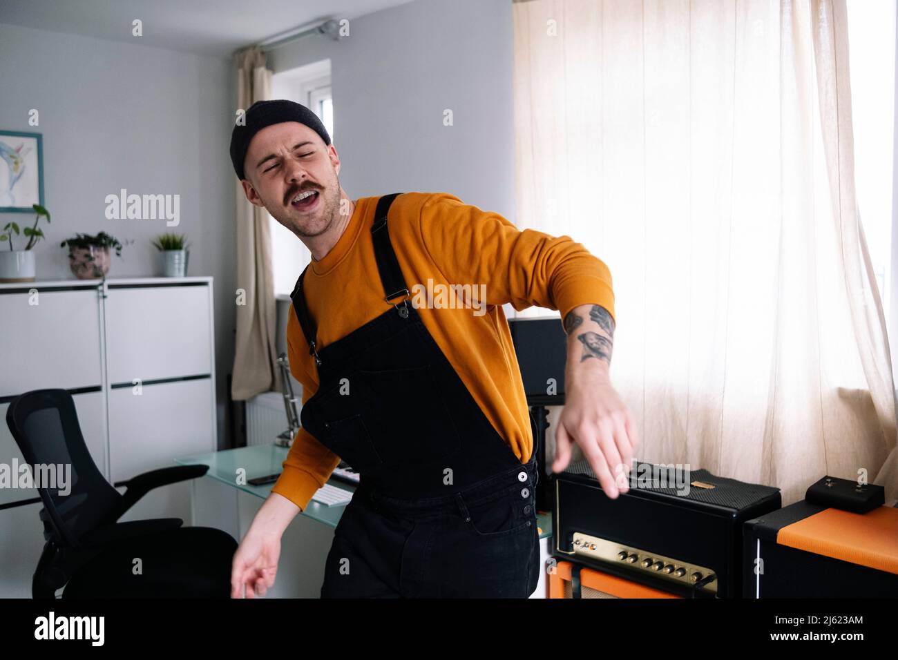 Man dancing home hi-res stock photography and images - Alamy