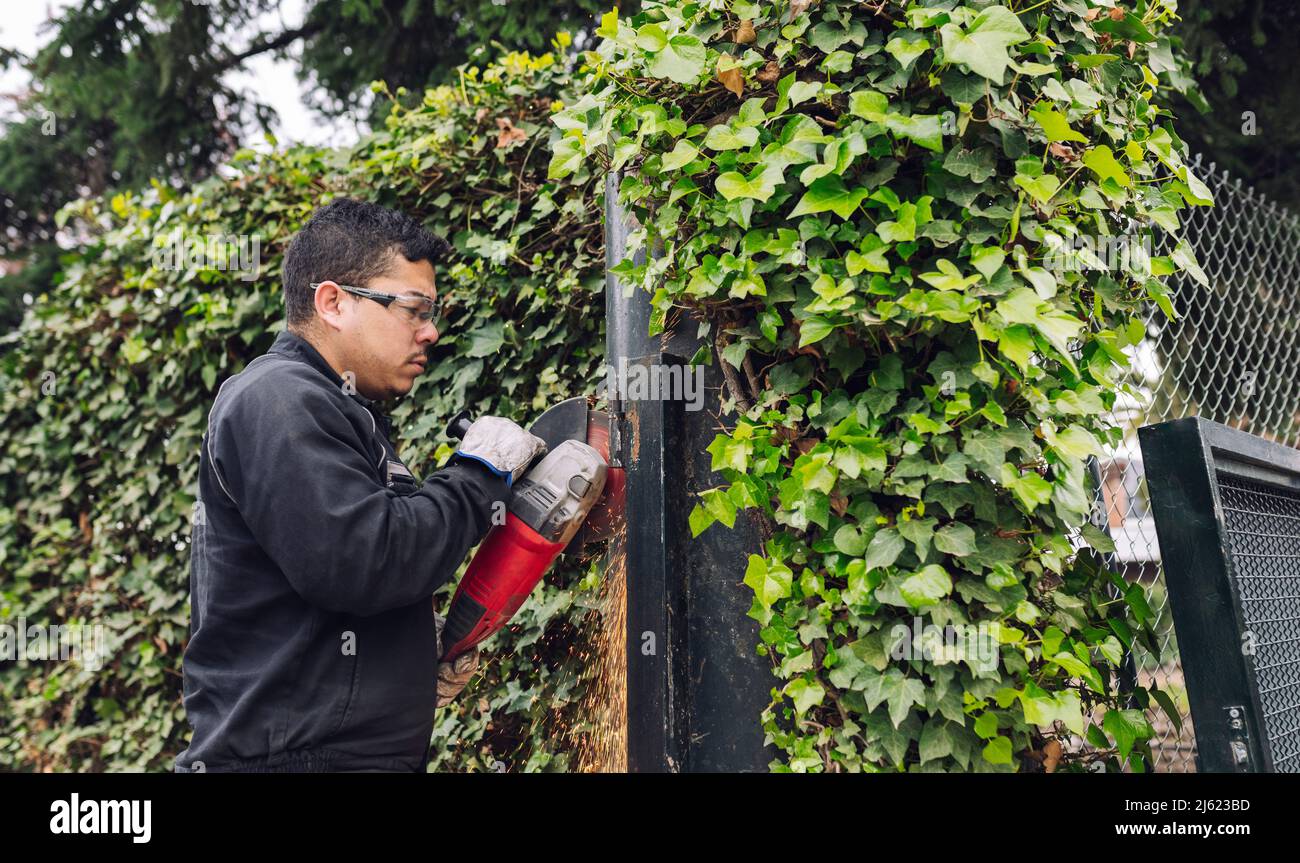 Man working with grinding machine hi-res stock photography and images ...