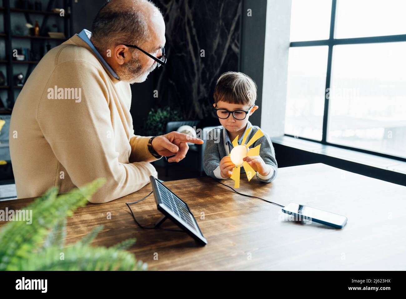 Family pointing looking side hi-res stock photography and images - Alamy