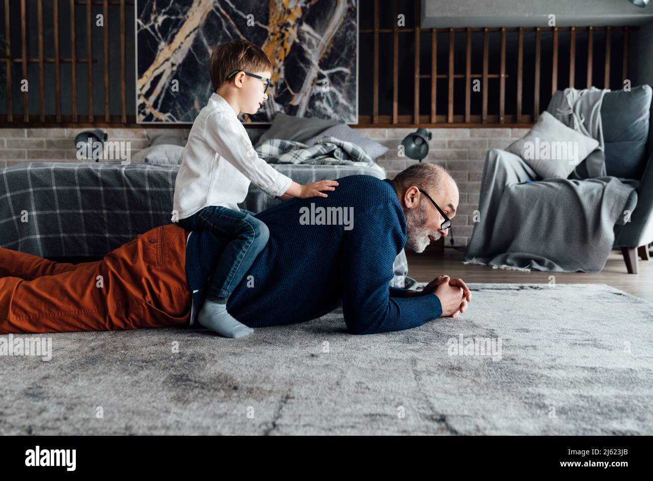 Boy sitting back view hi-res stock photography and images - Alamy