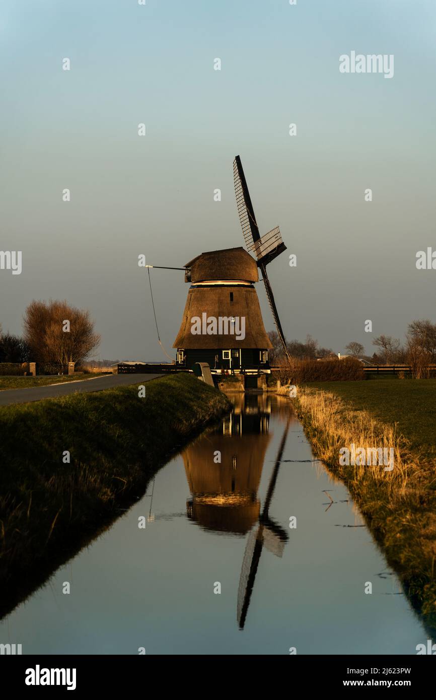 Windmill and water hi-res stock photography and images - Alamy