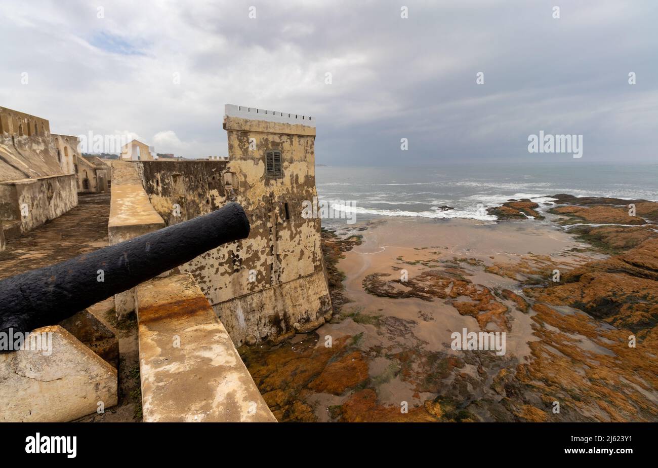 Outer walls of the Cape Coast Castle Stock Photo - Alamy
