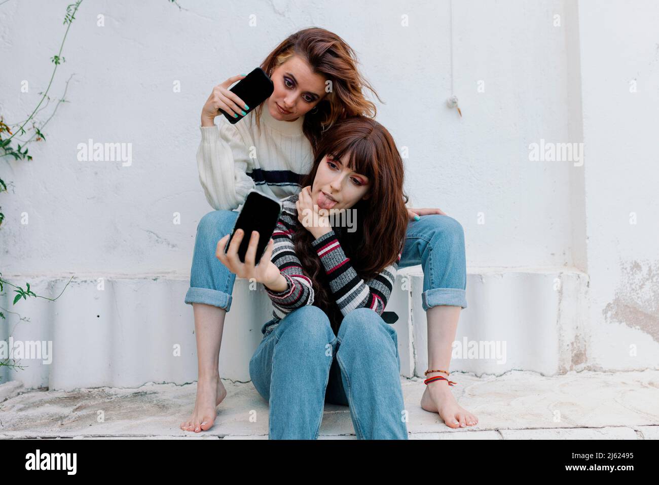 Back of woman photographing hi-res stock photography and images - Alamy
