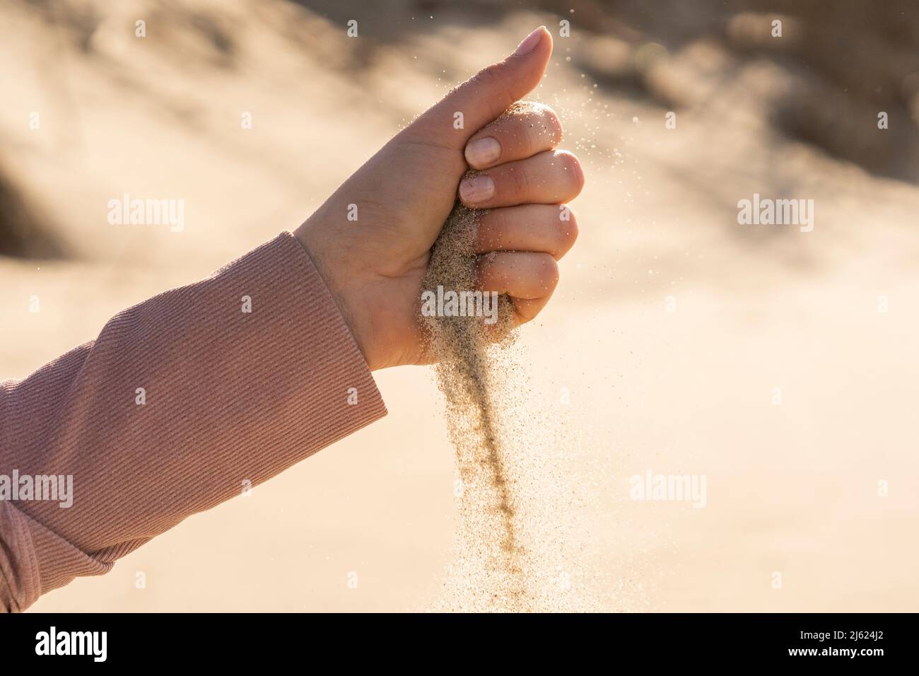Sand falling from hand hi-res stock photography and images - Alamy