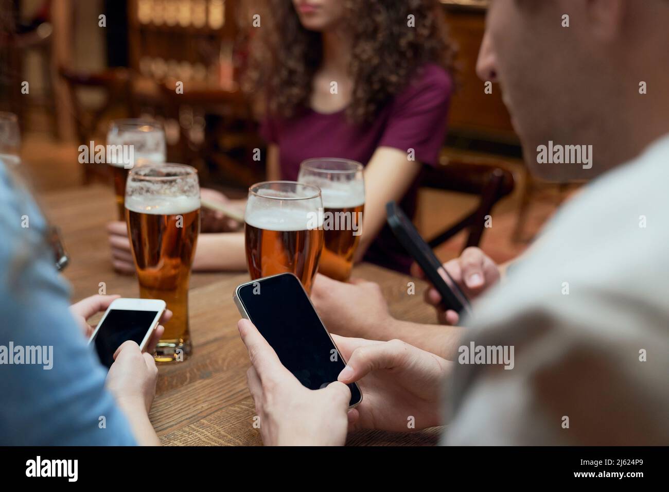 Friends having a beer hi-res stock photography and images - Alamy