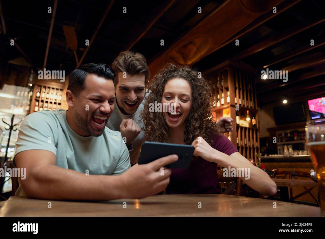 Men smartphone watching match on hi-res stock photography and images ...