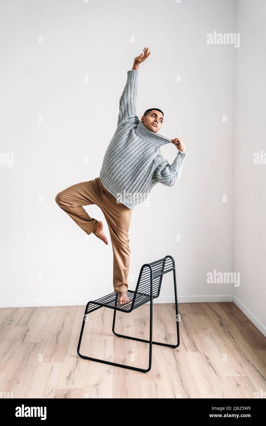 Indian man with one leg hi-res stock photography and images - Alamy