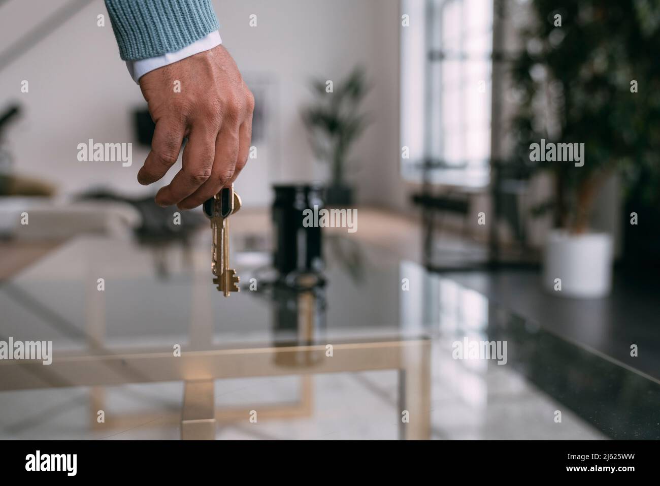 Man arriving home hi-res stock photography and images - Alamy
