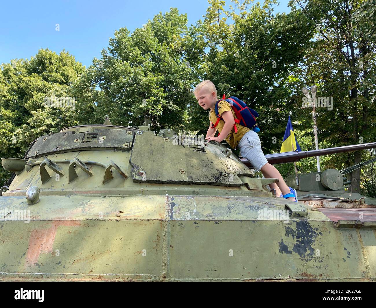 Children playing on army tank hi-res stock photography and images - Alamy
