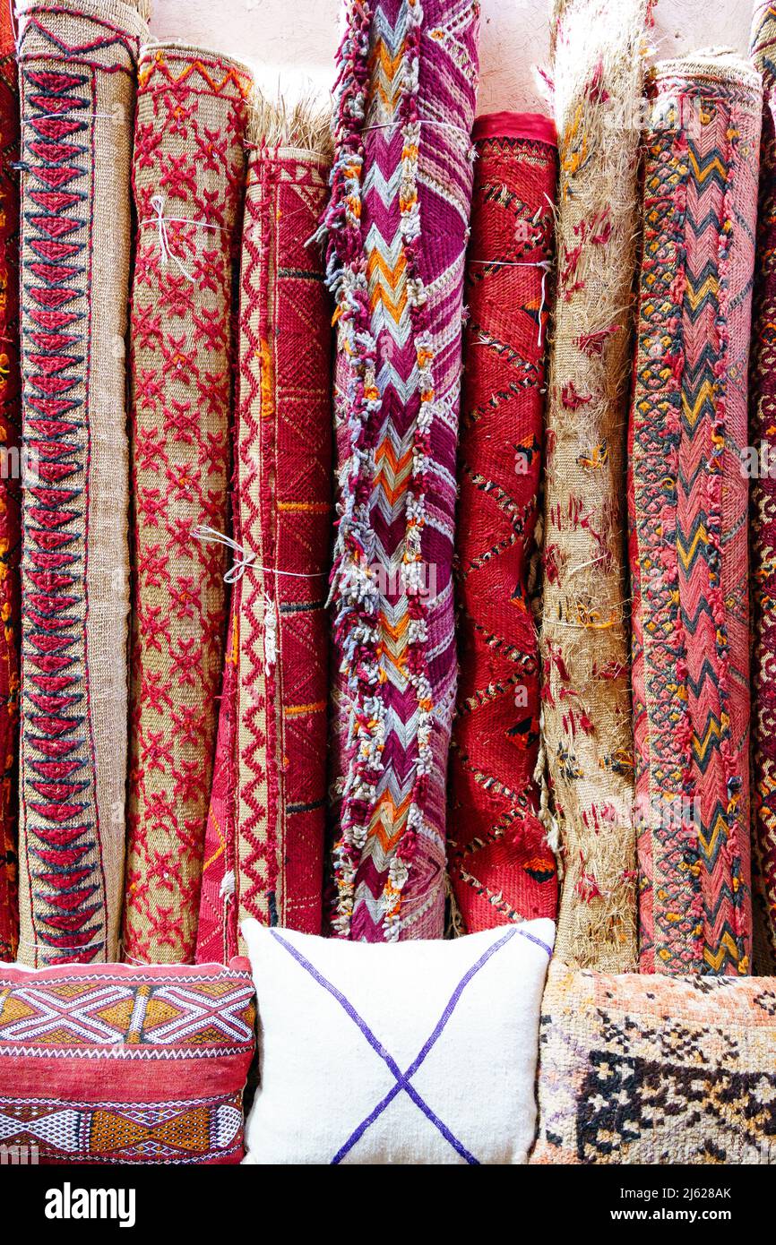 Colorful carpets for selling on a market in Morocco Stock Photo - Alamy