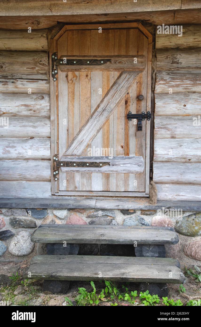 Old wooden door with a metal lock in a rustic log house, antique Stock ...
