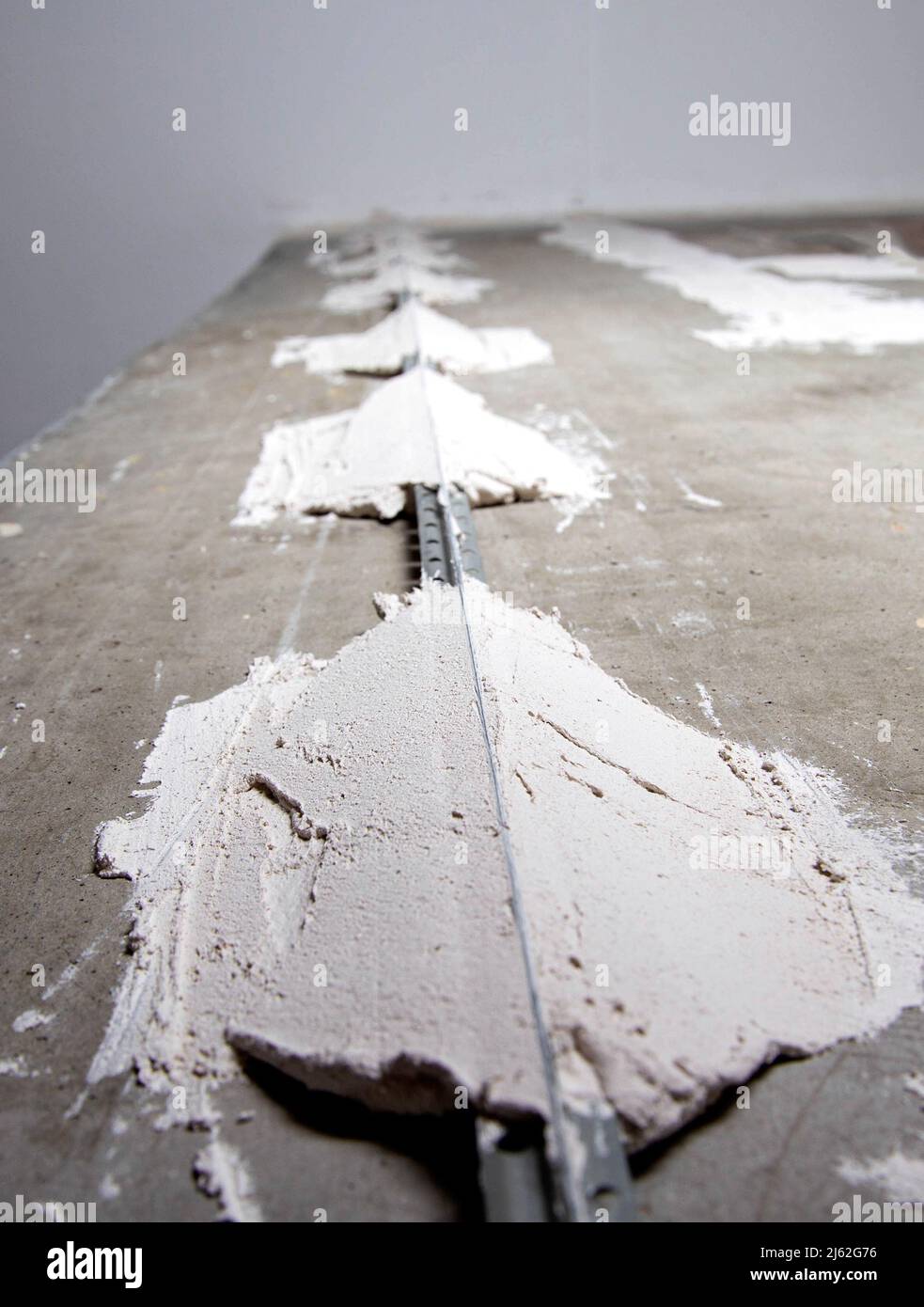 Leveling the walls with a plaster mixture and metal beacons. Plastering ...