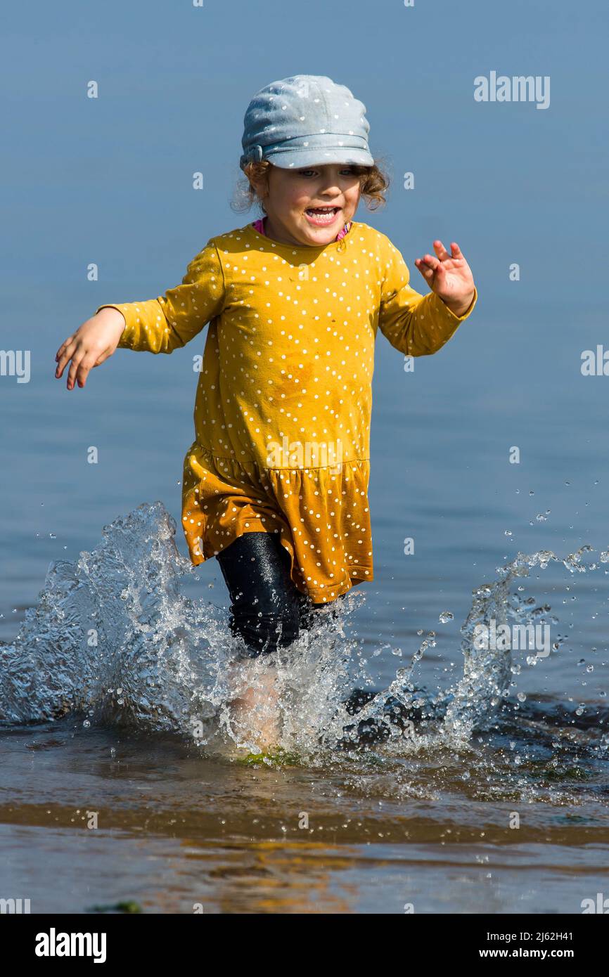 2.5 year old Elspeth enjoys the warm weather scenes from Portobello ...