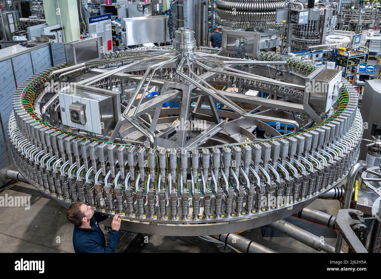 Neutraubling, Germany. 25th Apr, 2022. A filling line in production at ...