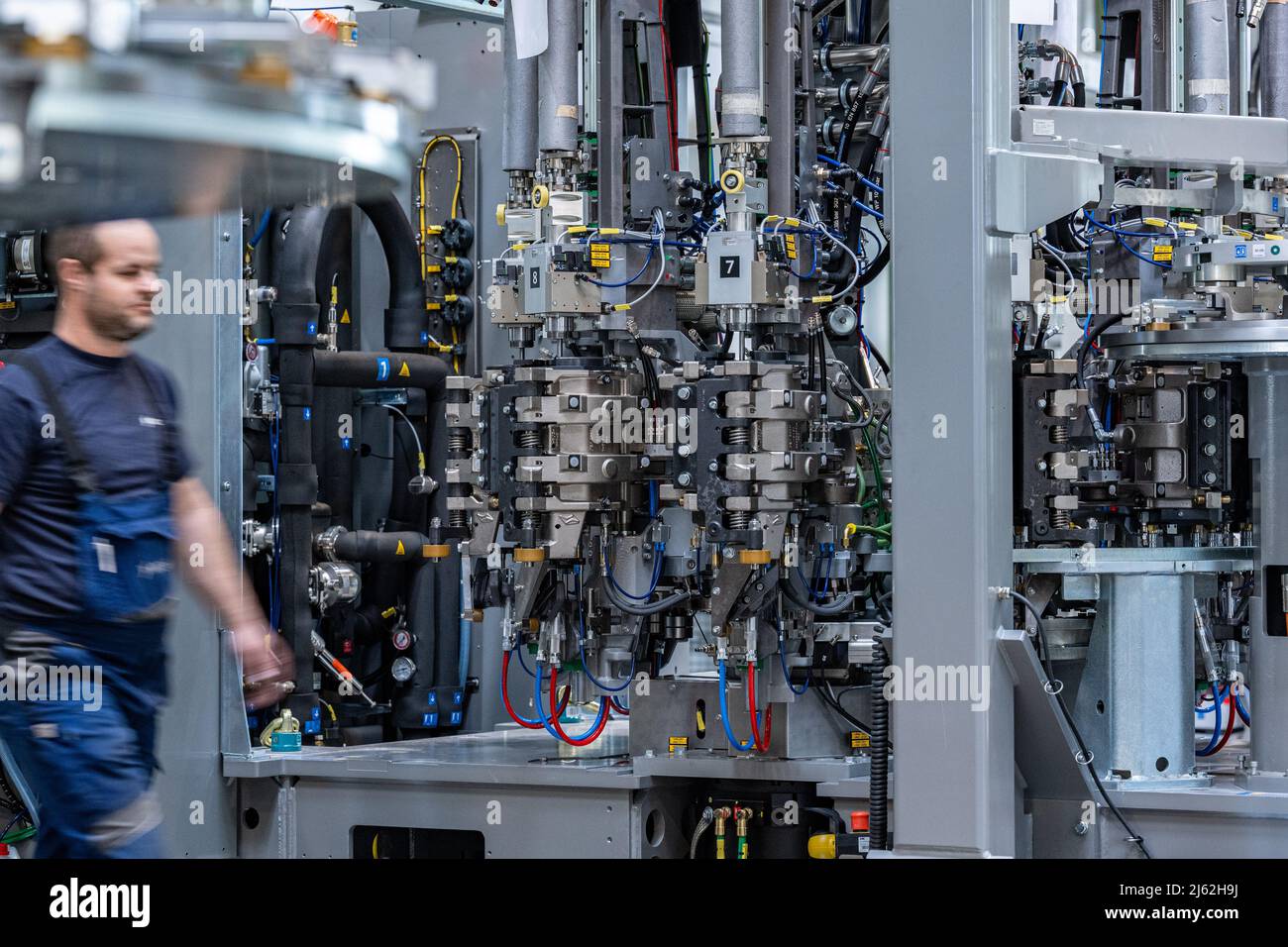 Neutraubling, Germany. 25th Apr, 2022. A stretch blow molder from ...