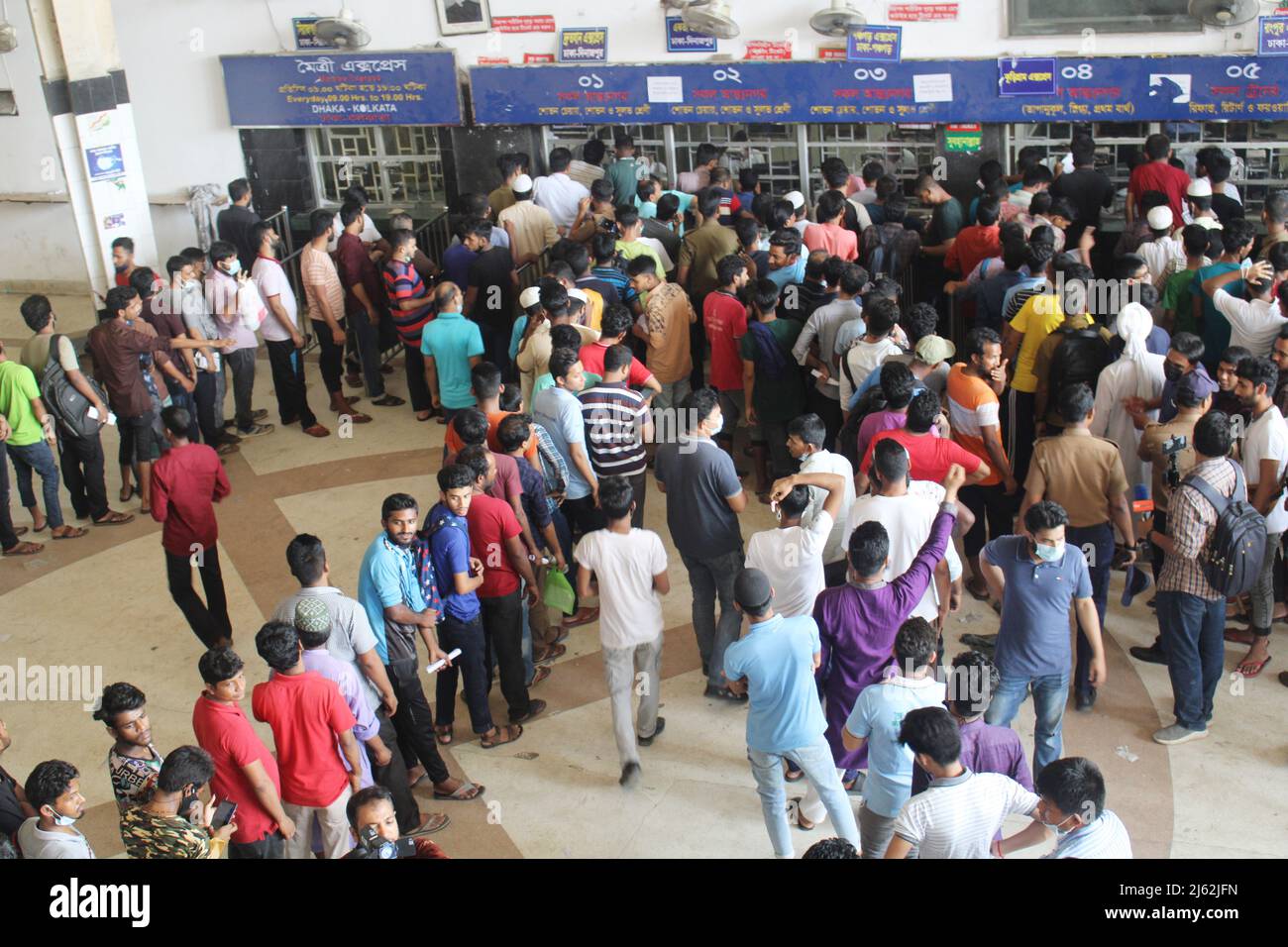 Dhaka, Bangladesh. 27th Apr, 2022. Home bound people crowd at the place ...