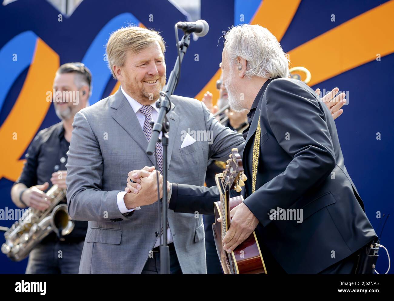 2022-04-27 13:12:02 MAASTRICHT - King Willem-Alexander with the singer ...