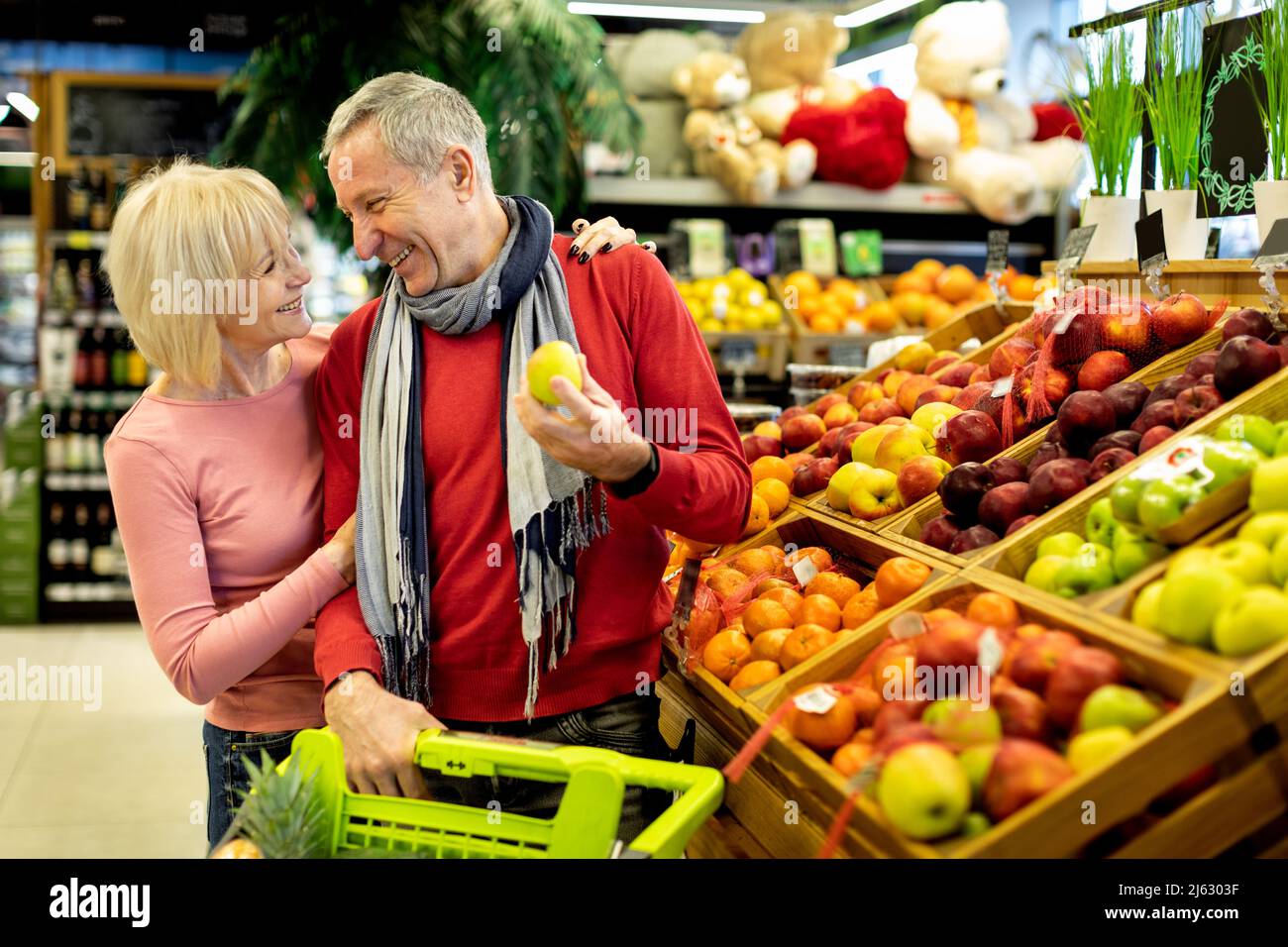 Happy senior family choosing eco fruits at store Stock Photo - Alamy
