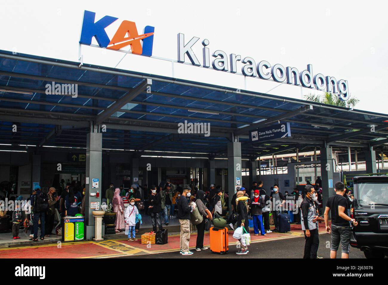 Kiaracondong railway station hi-res stock photography and images - Alamy