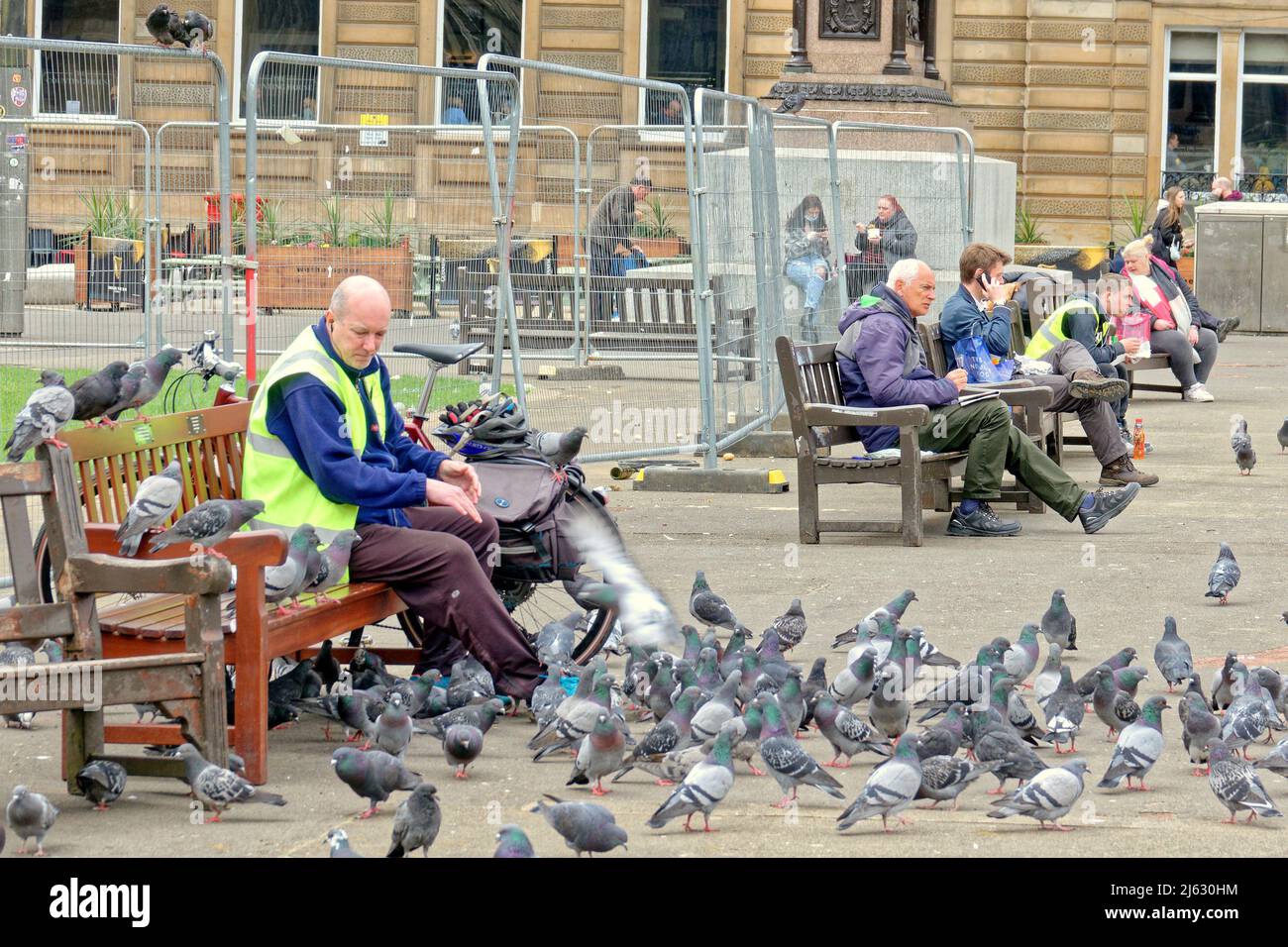 Glasgow, Scotland, UK 27th April, 2022. Pigeon infestation continues to ...