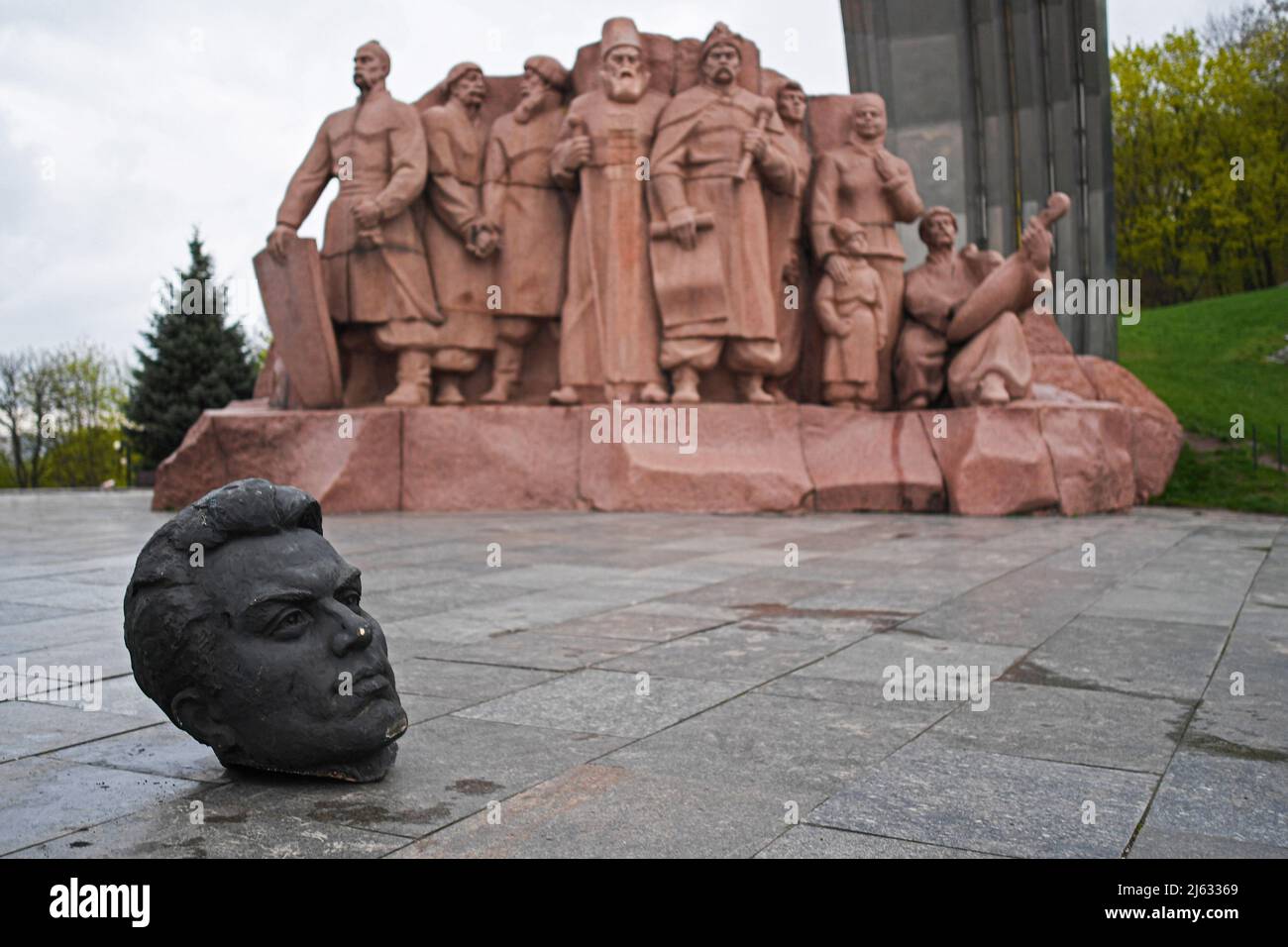 Workers dismantle the soviet union monument that symbolizes the ...