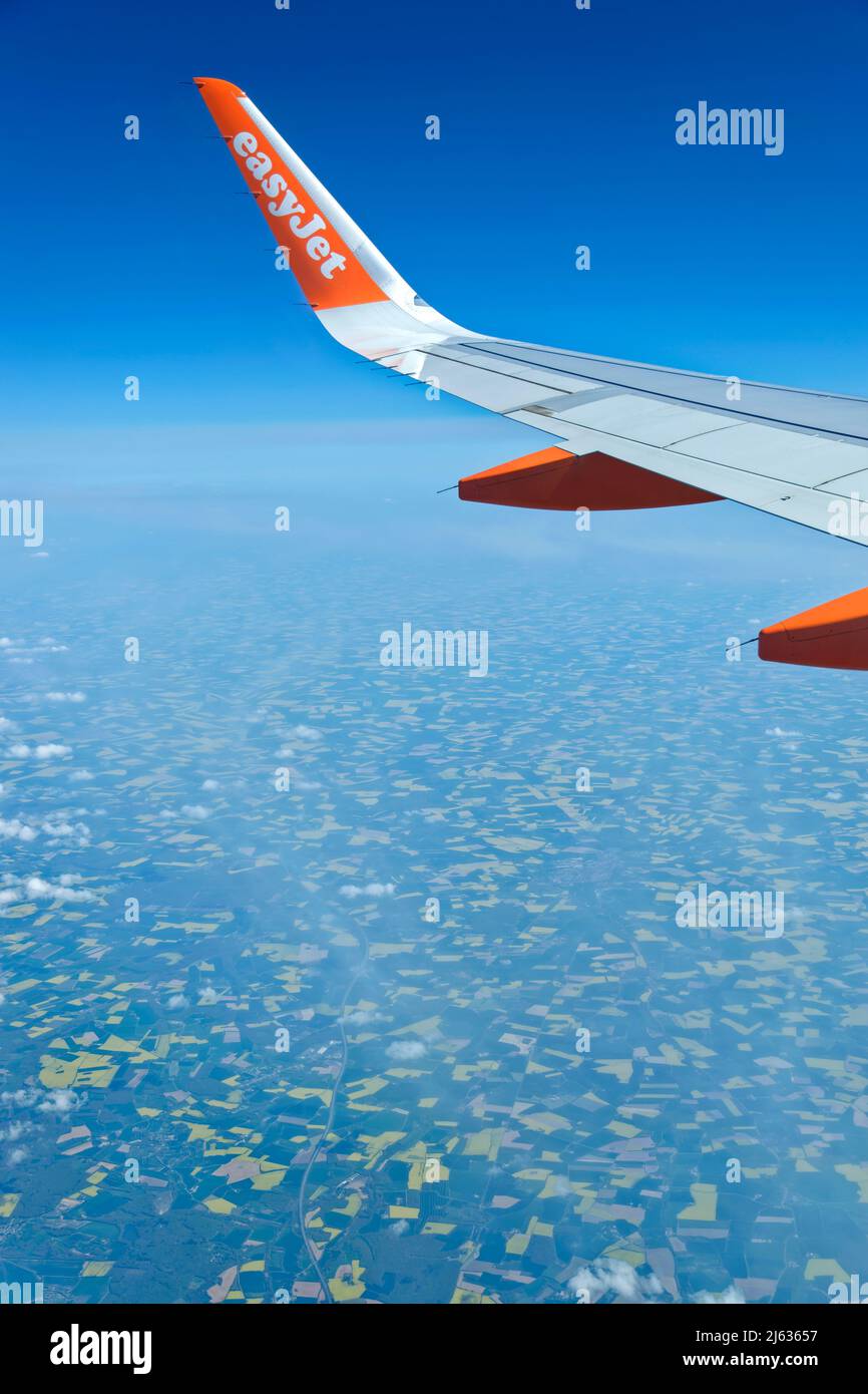 Easyjet Airbus A320-214 wing detail in flight Stock Photo - Alamy
