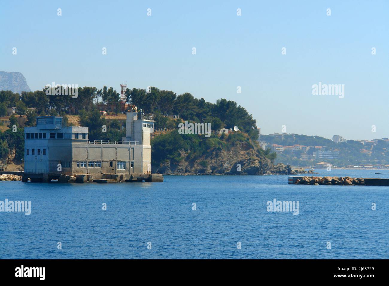 Small pass of the great dike in Toulon and former torpedo workshop ...