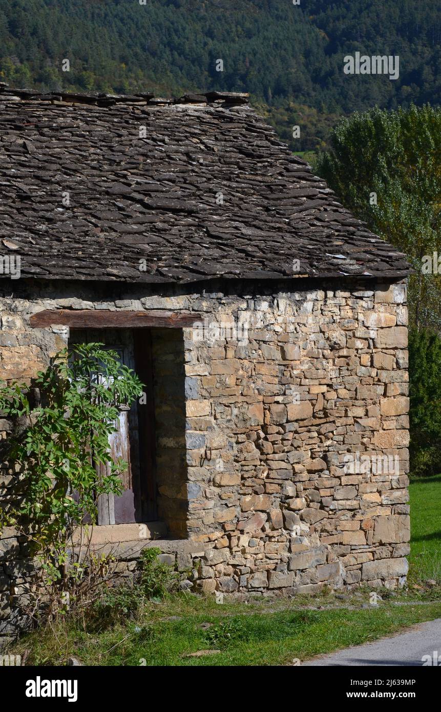 Traditional architecture in the Aragonese Pyrenees Stock Photo - Alamy