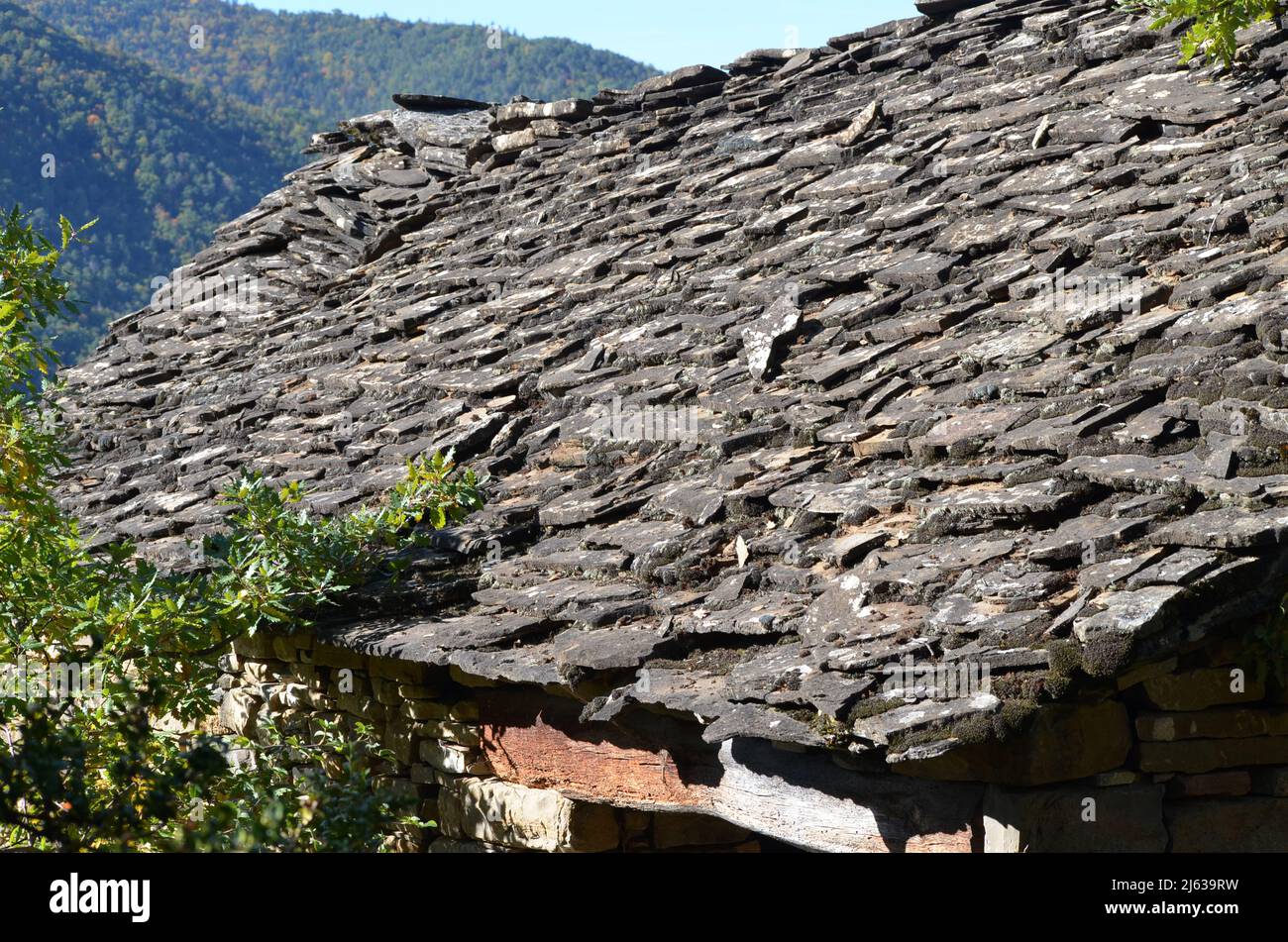 Traditional architecture in the Aragonese Pyrenees Stock Photo - Alamy
