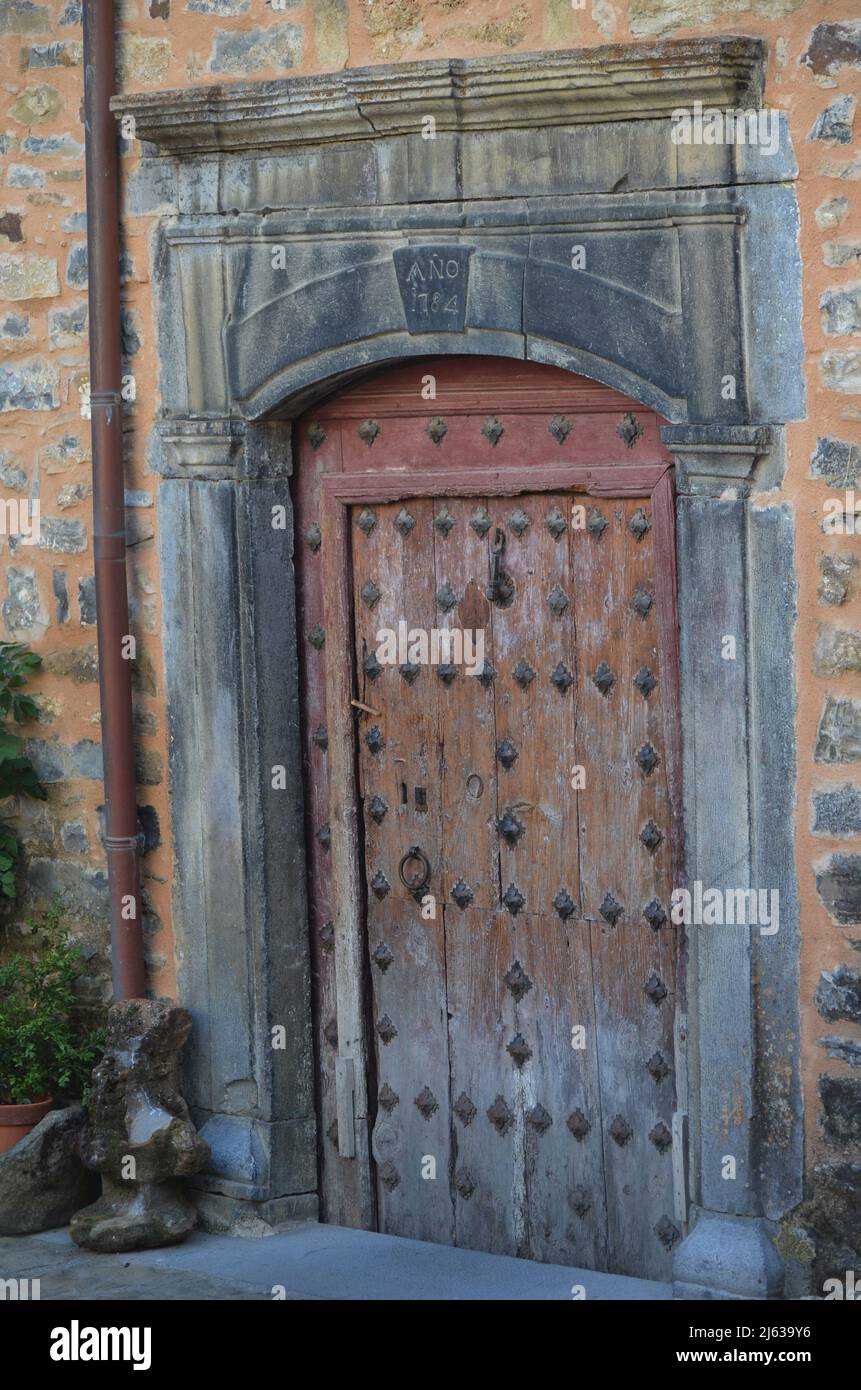 Traditional architecture in the Aragonese Pyrenees Stock Photo - Alamy