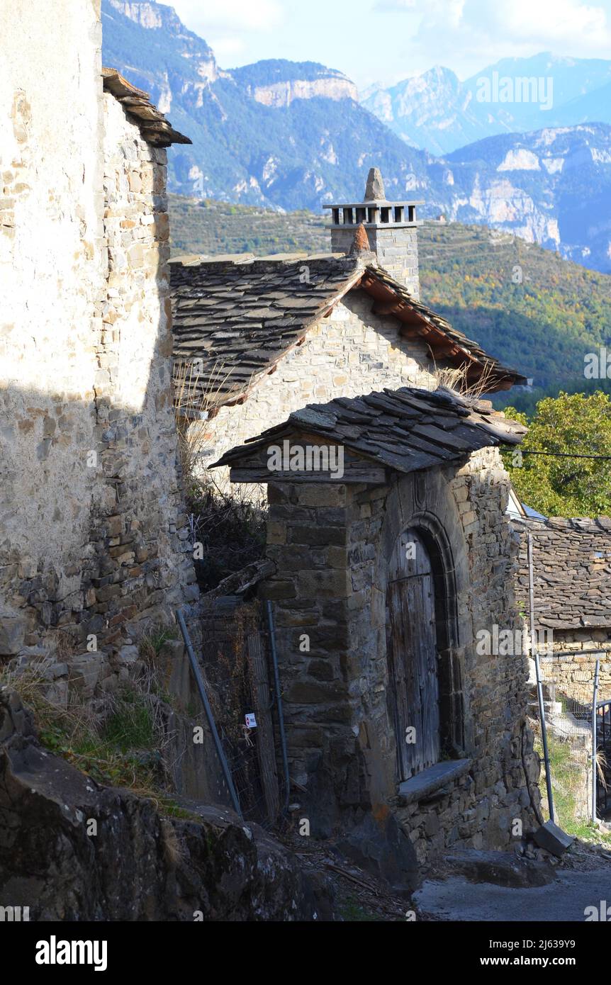 Traditional architecture in the Aragonese Pyrenees Stock Photo - Alamy