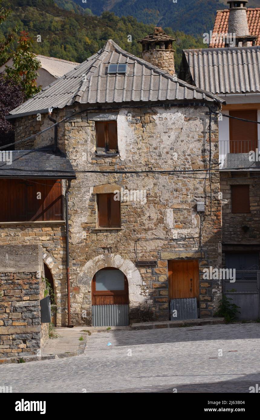 Traditional architecture in the Aragonese Pyrenees Stock Photo - Alamy