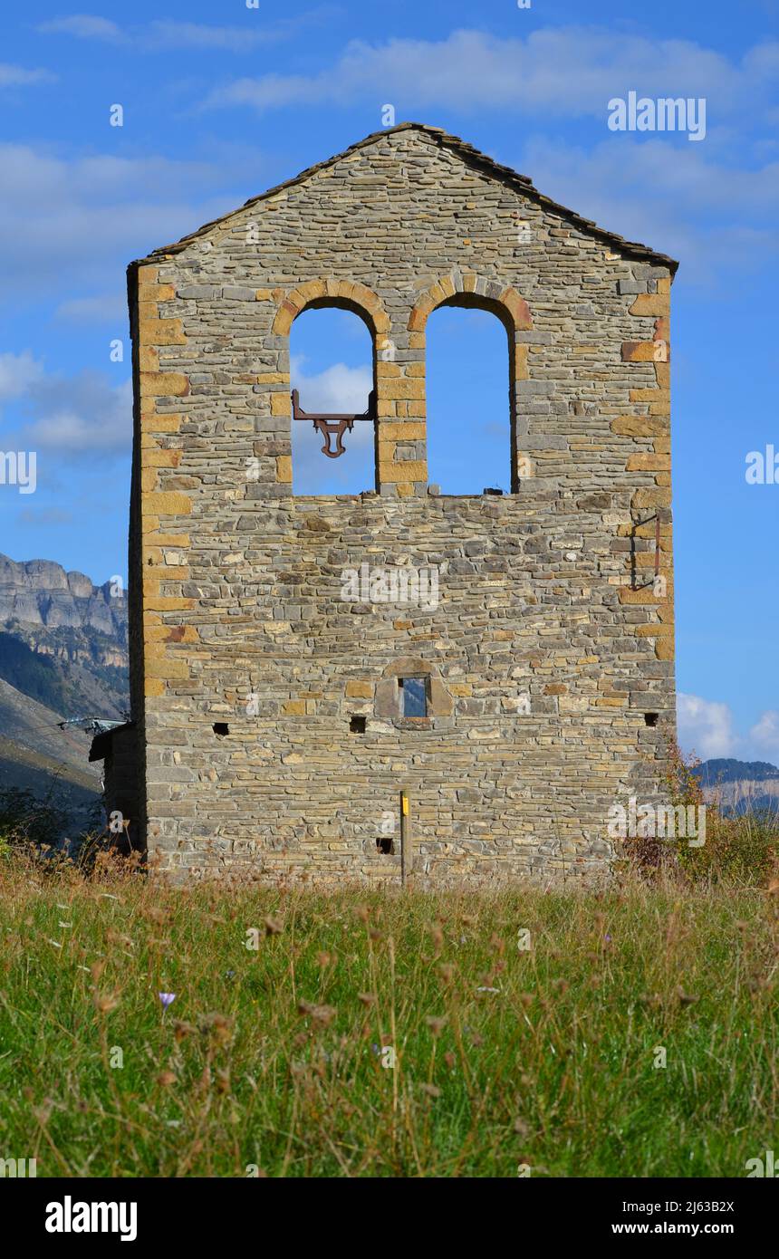 Traditional architecture in the Aragonese Pyrenees Stock Photo - Alamy