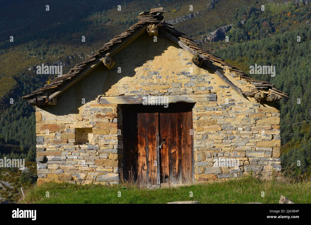 Traditional architecture in the Aragonese Pyrenees Stock Photo - Alamy